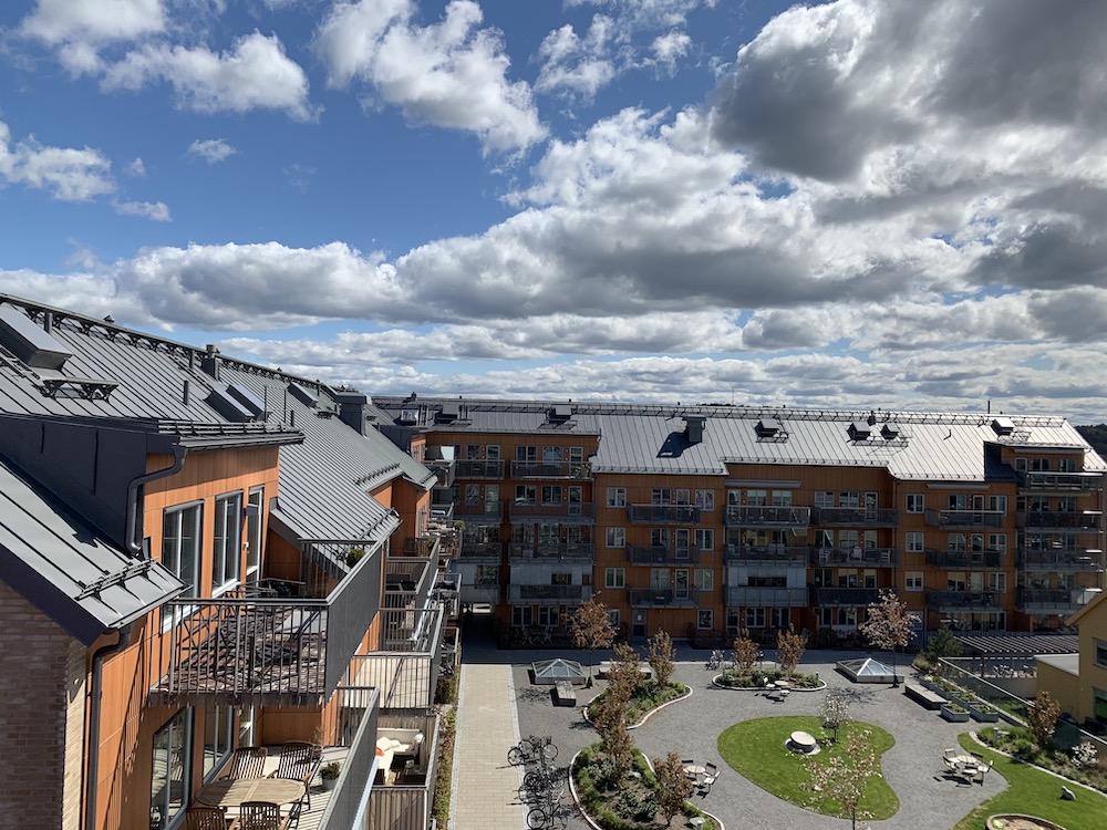 Solstenen i Kungsbacka, tak och plåtslageriarbeten av Apells plåt